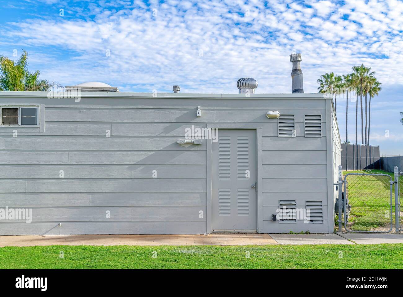 Single storey flat roof building hi-res stock photography and images ...