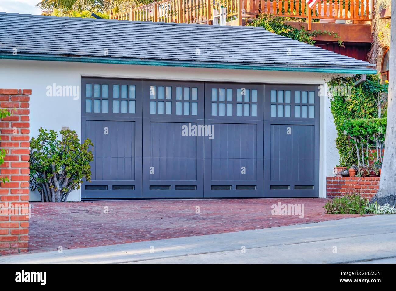 Pitched roof garage hi-res stock photography and images - Alamy