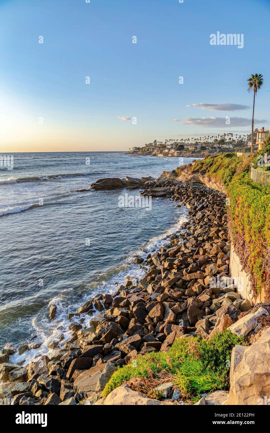 Huge rocks and waterfront properties bordering the ocean in San Diego ...