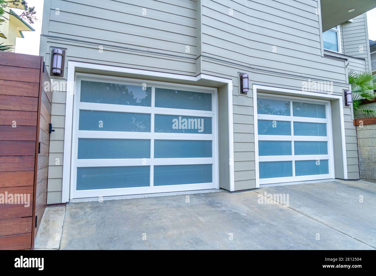 Attached garage garage doors hi-res stock photography and images - Alamy