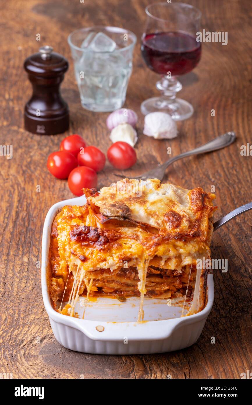 Ubersicht uber eine gekochte lasagne auf holz hi-res stock photography ... Ubersicht uber eine gekochte lasagne auf holz hi-res stock photography ...
