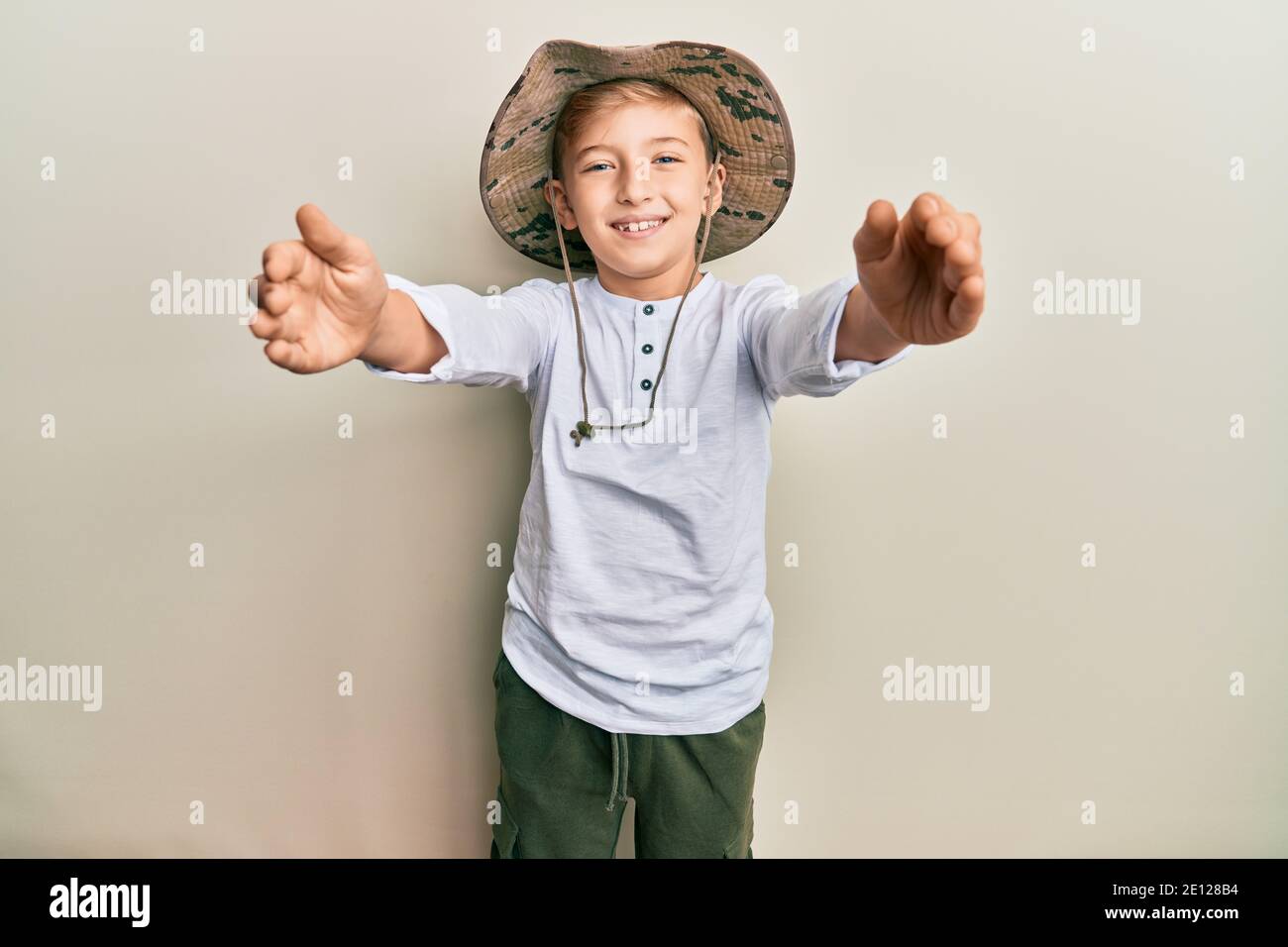 Little caucasian boy kid wearing explorer hat looking at the camera ...