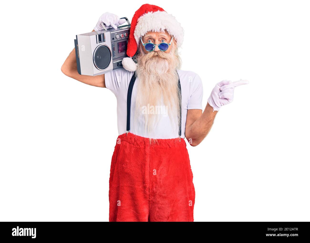 Old senior man with grey hair and long beard wearing santa claus ...