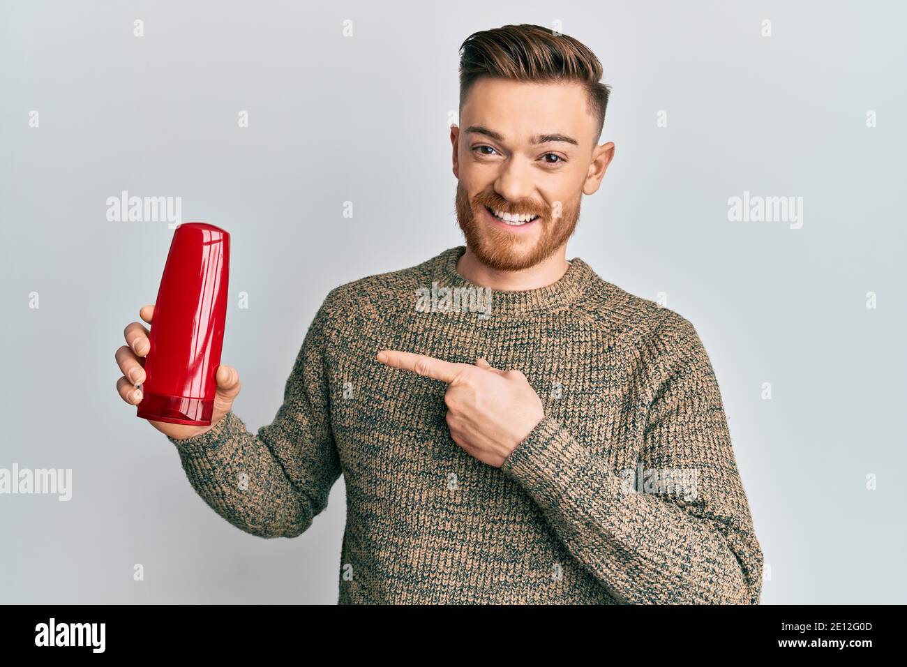 Man hand holding shampoo bottle hi-res stock photography and images - Alamy