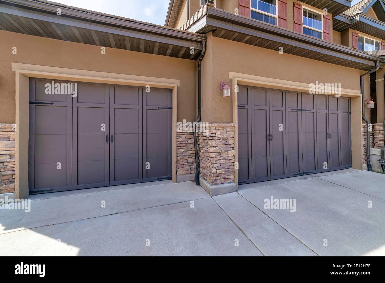 Attached garage garage doors hi-res stock photography and images - Alamy