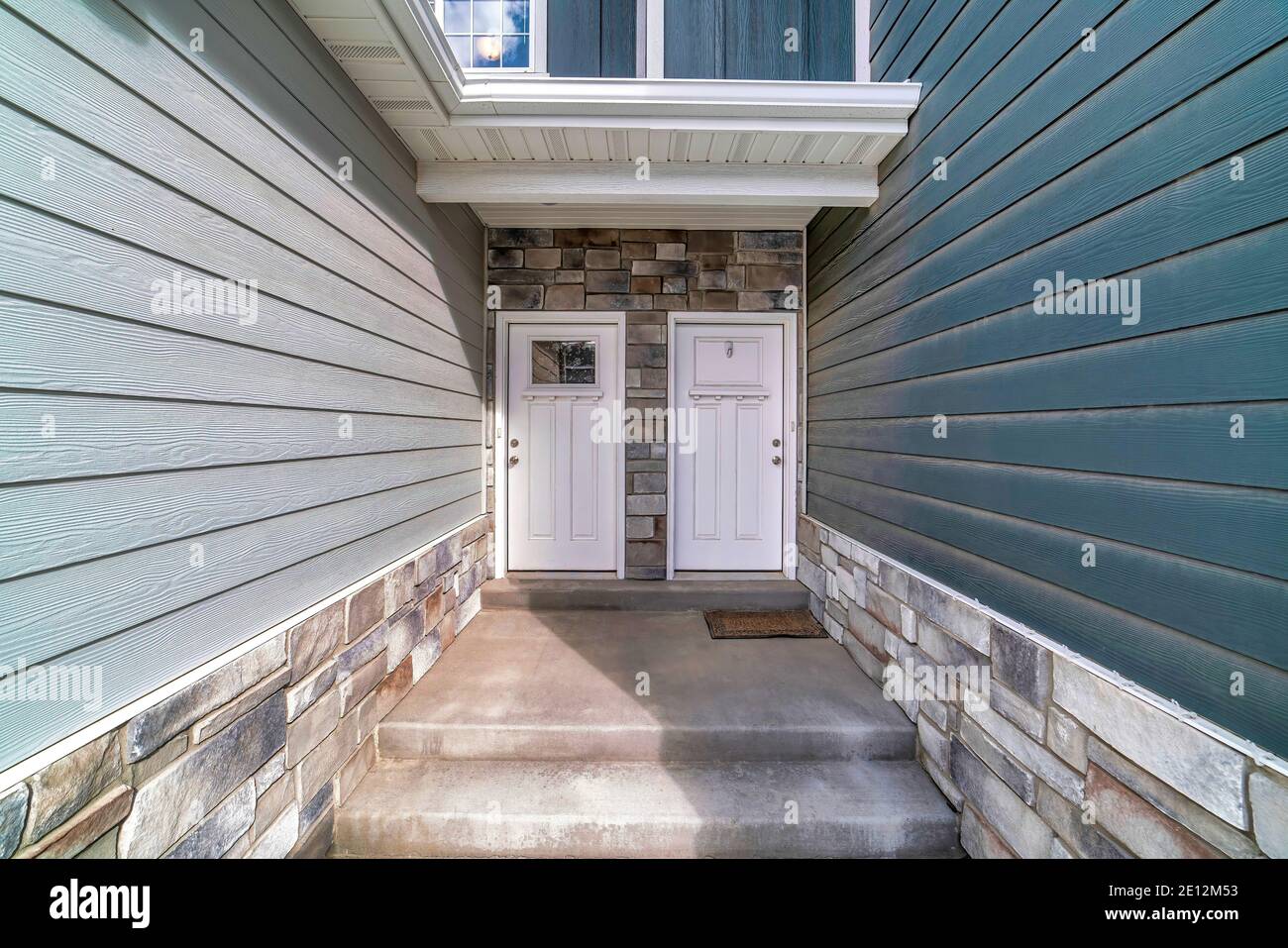 Front steps leading to doors hi-res stock photography and images - Alamy