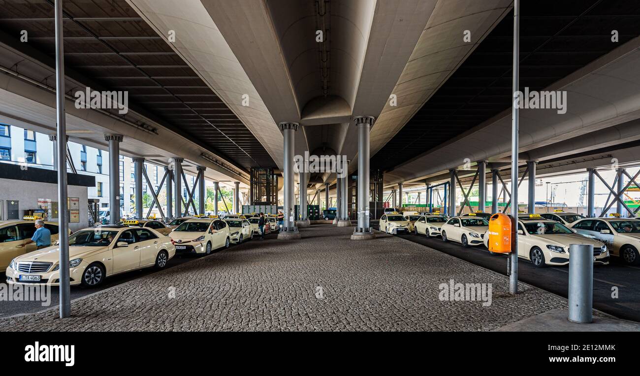 Waiting Area For Taxis At Berlin Central Station Stock Photo - Alamy