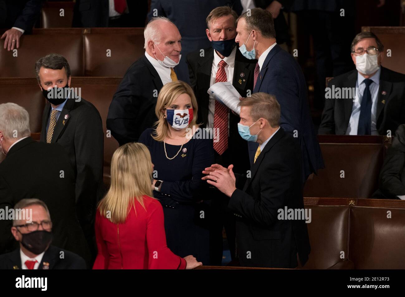 Members of the United States House of Representatives mingle and chat ...