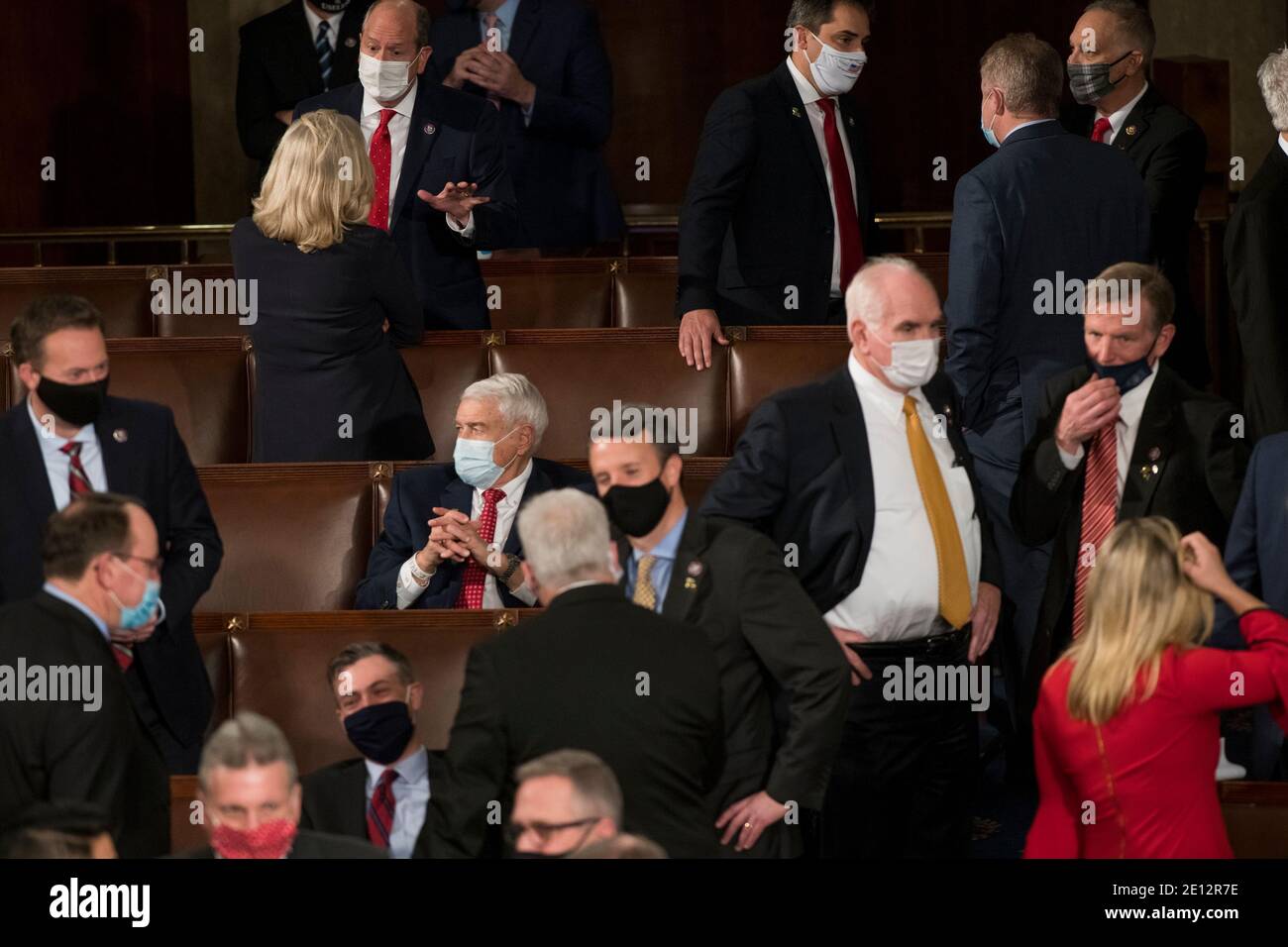 Members of the United States House of Representatives mingle and chat ...