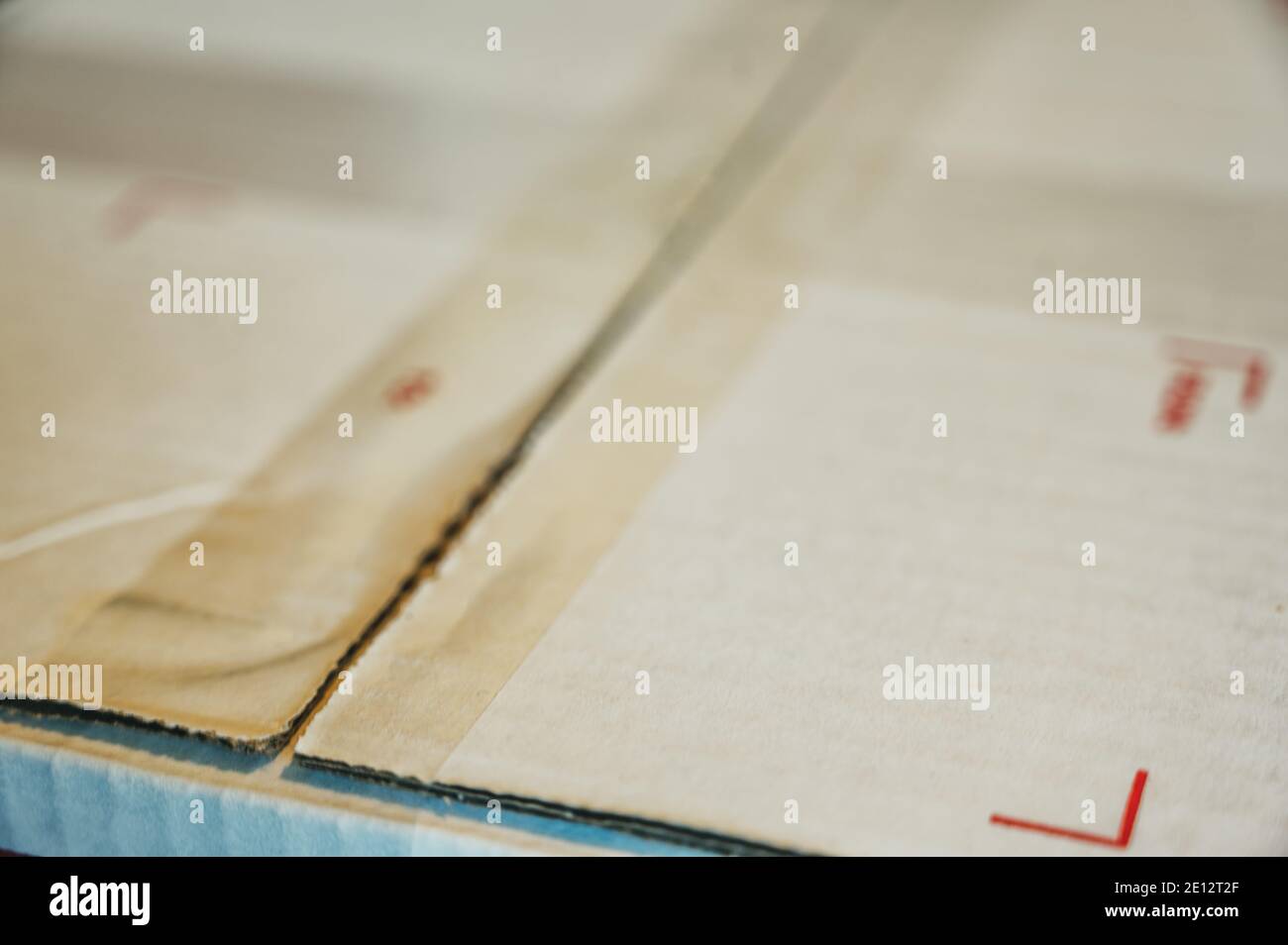 Cardboard box cross pack hi-res stock photography and images - Alamy