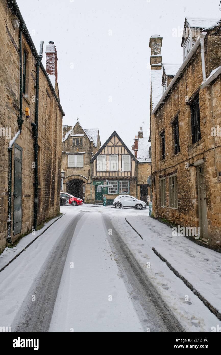Old buildings in high street hi-res stock photography and images - Alamy