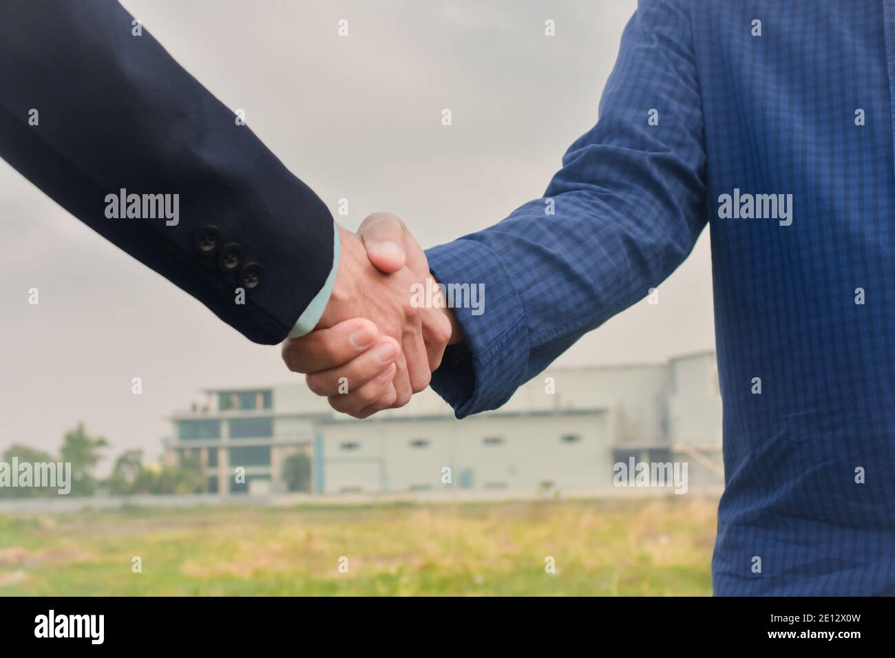 Construction worker woman handshake hi-res stock photography and images ...