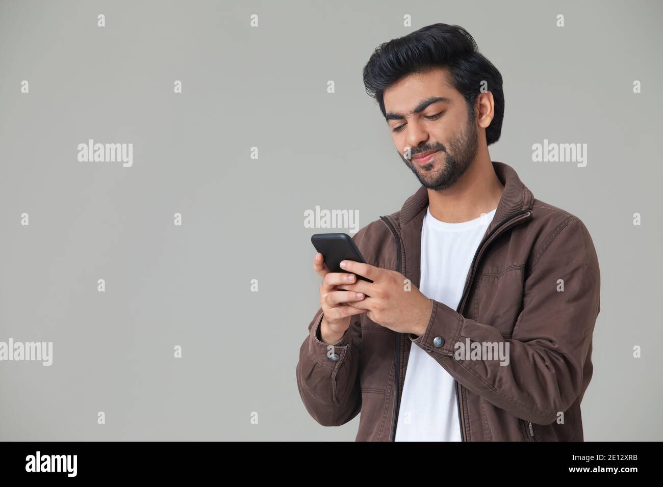 White young man mobile hi-res stock photography and images - Alamy