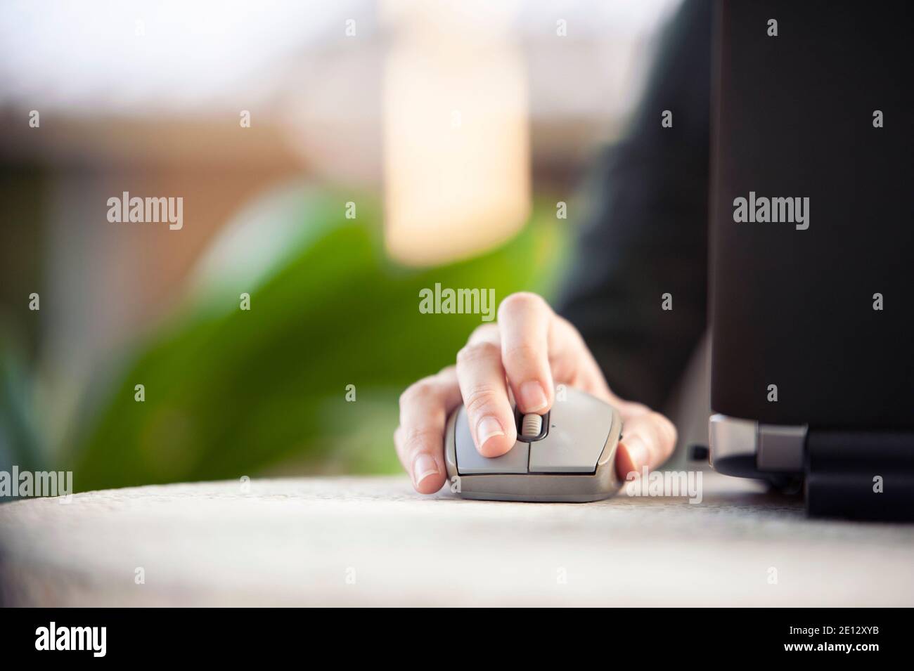 Hand using mouse hi-res stock photography and images - Alamy