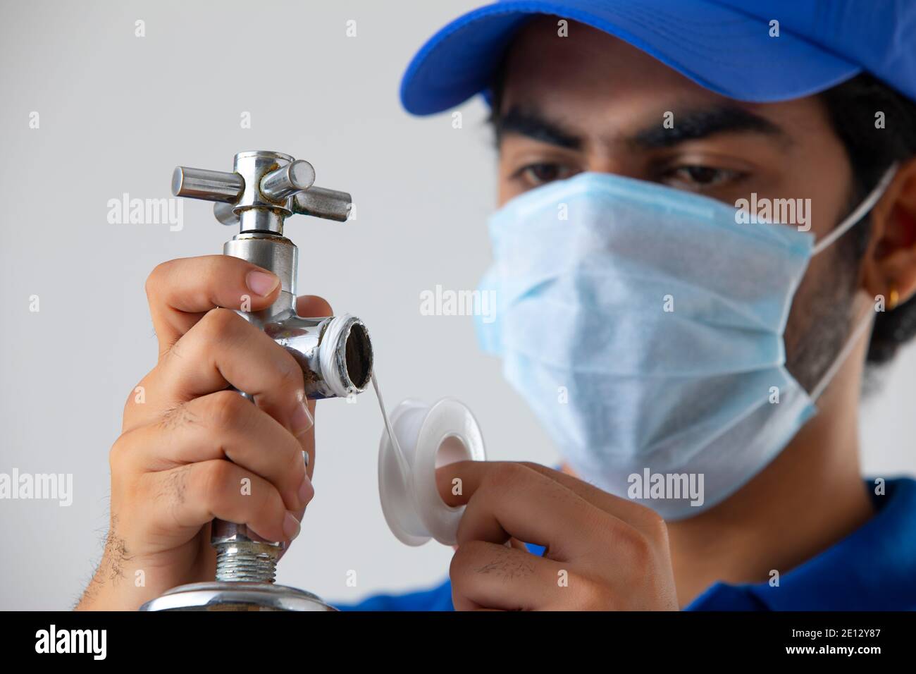 Young plumber wearing blue hi-res stock photography and images - Alamy