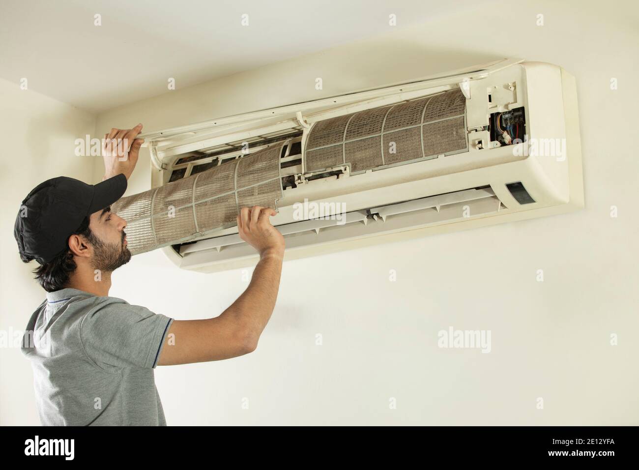 Air conditioner cleaning india hi-res stock photography and images - Alamy