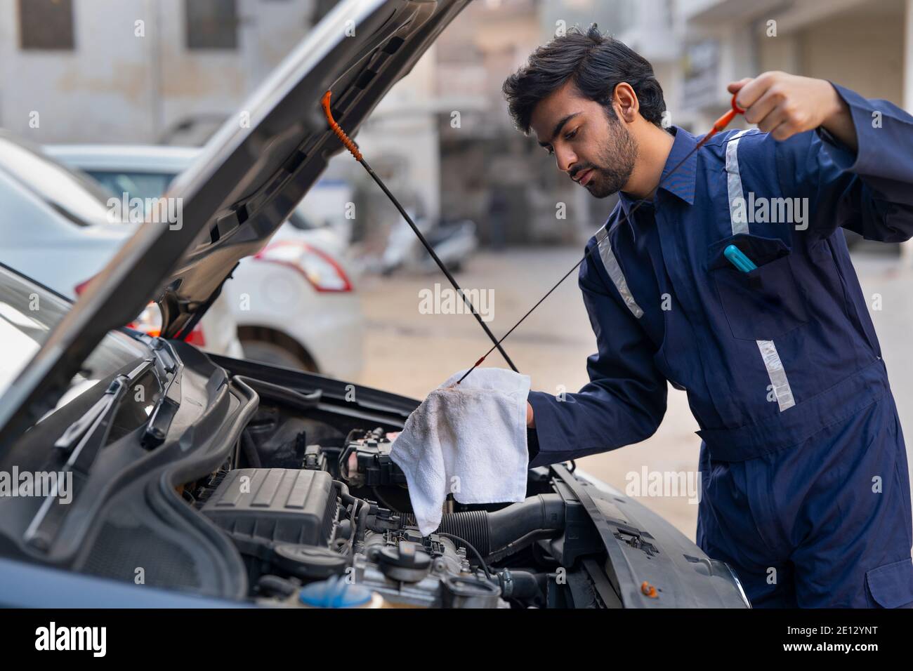 India car mechanic hi-res stock photography and images - Alamy