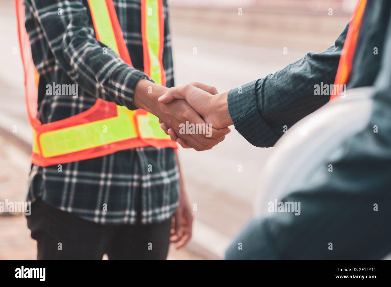 People shake hand hi-res stock photography and images - Alamy