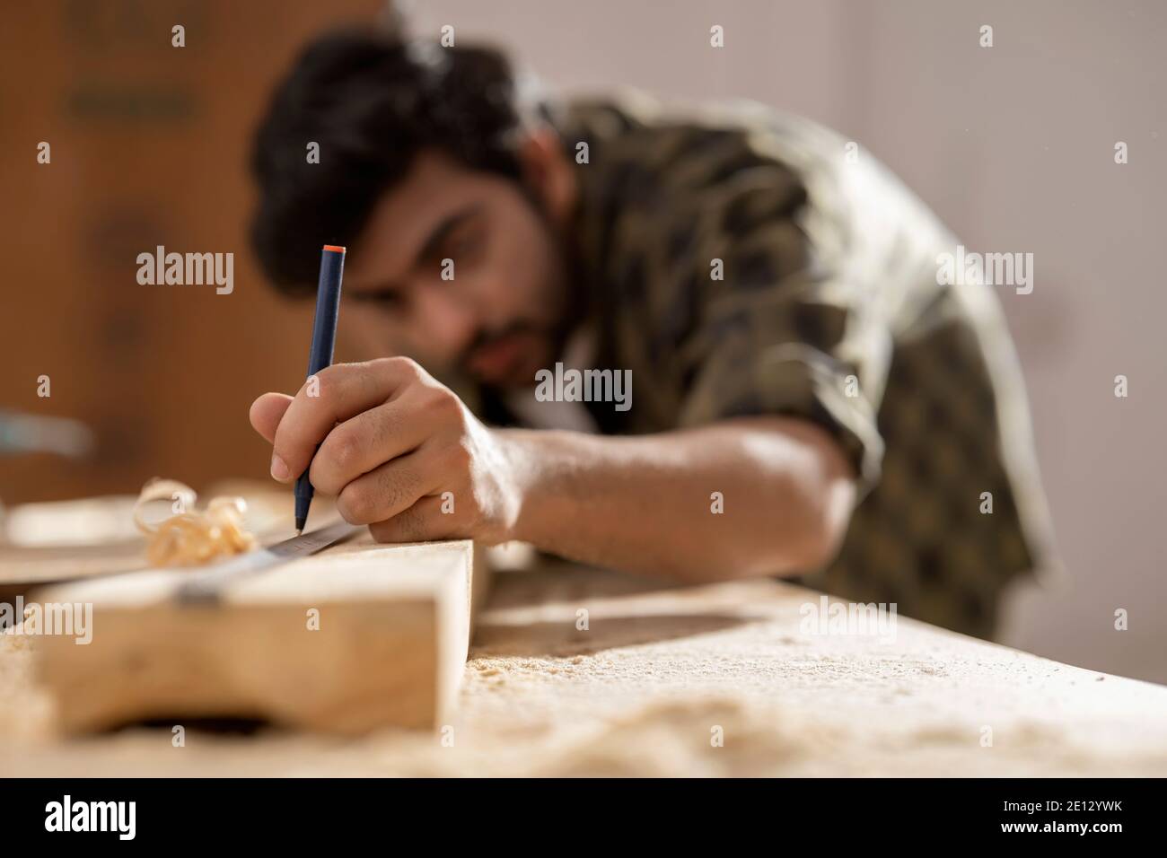 PORTRAIT OF A CARPENTER MARKING MEASUREMENTS ON WOOD Stock Photo - Alamy