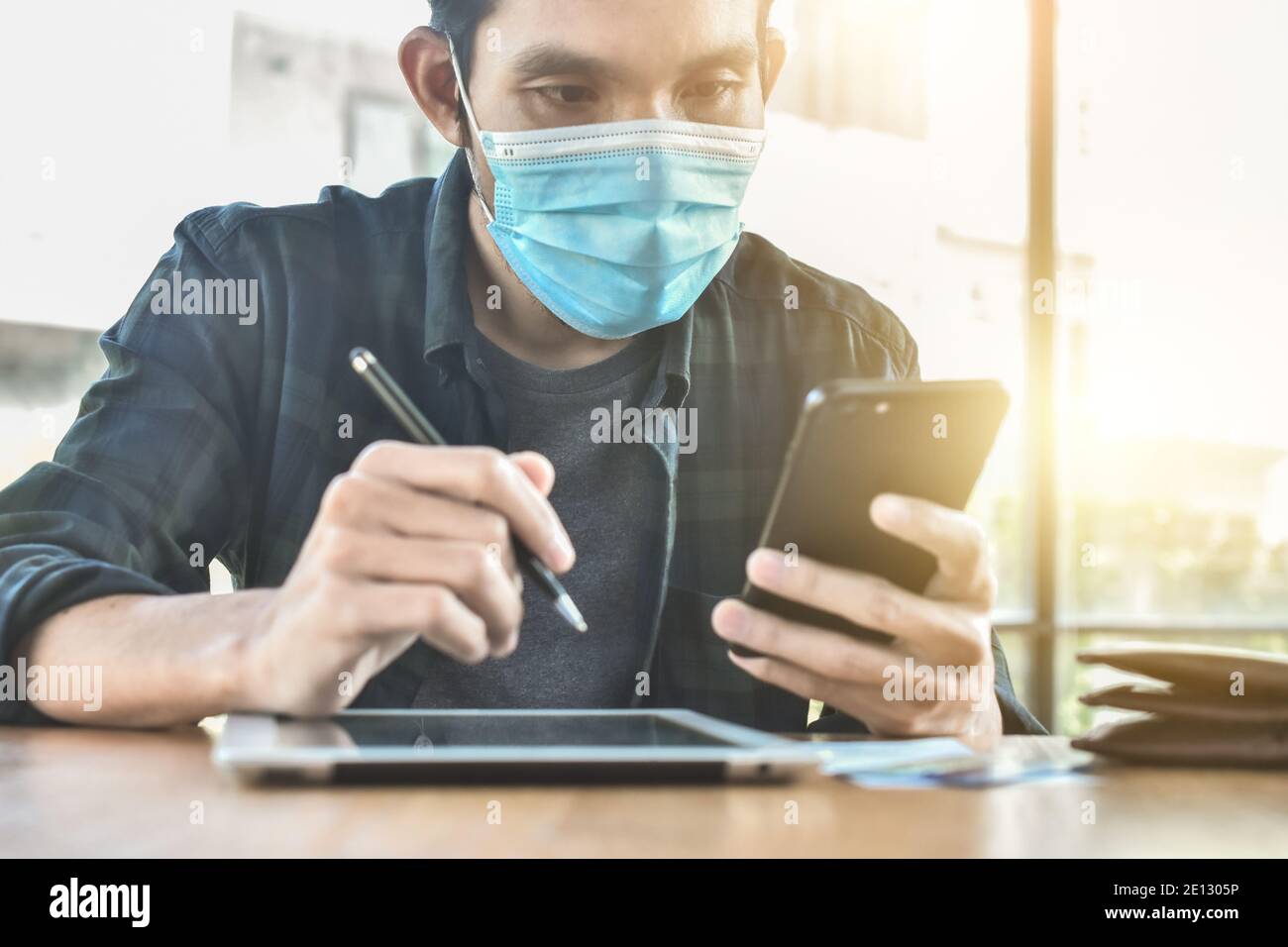 Stock market trader mask hi-res stock photography and images - Alamy