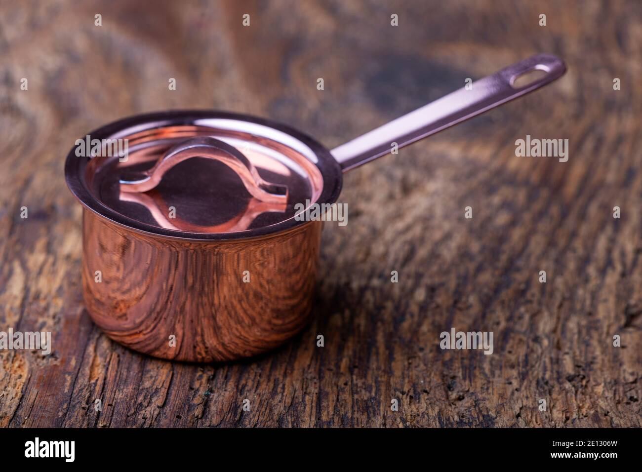 Brass flower pot hi-res stock photography and images - Alamy