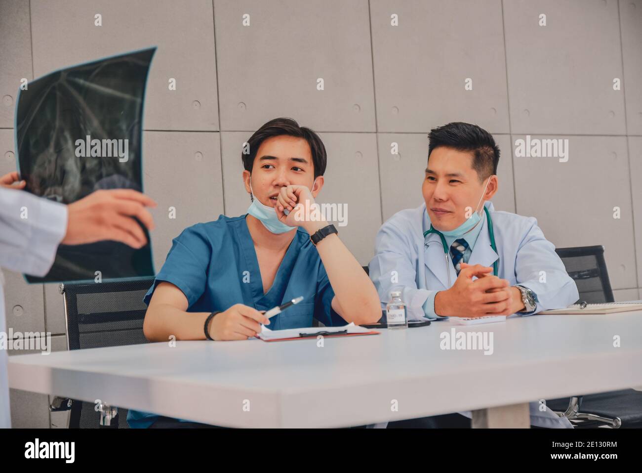 Team doctors are planning the treatment of major surgery for the ...