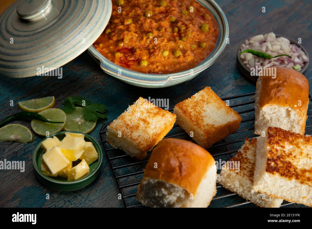 GARNISHED PAV WITH BHAJI KEPT ON GRILLING TRAY Stock Photo - Alamy