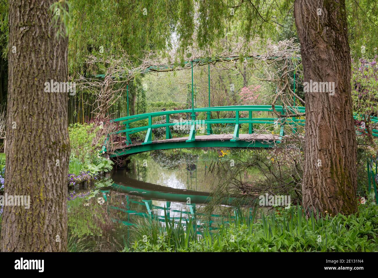 Monet's garden giverny japanese bridge hi-res stock photography and ...