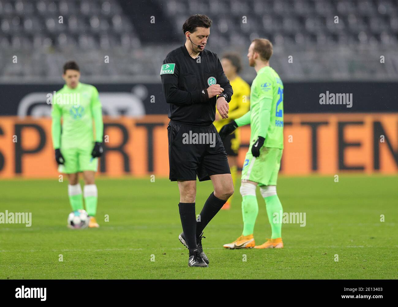 Referee soccer clock hi-res stock photography and images - Alamy