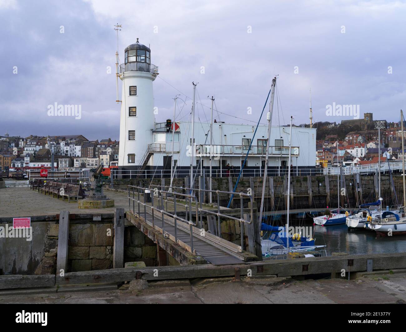 Harbour seaside scarborough lighthouse hi-res stock photography and ...