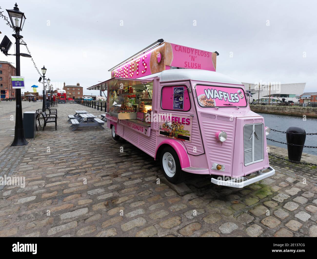 Mobile food van hi-res stock photography and images - Alamy