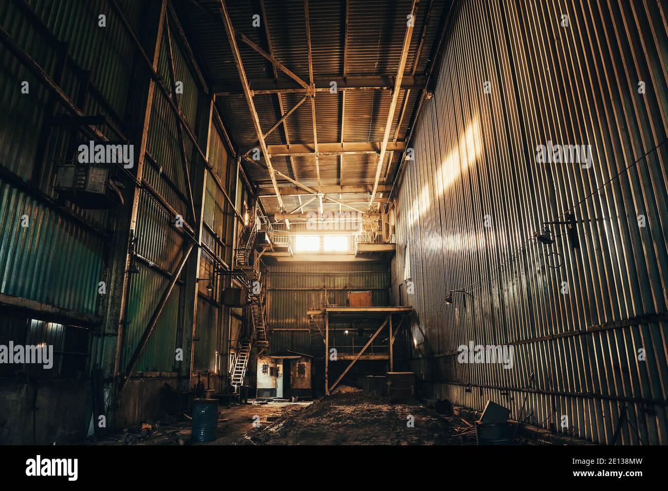 Abandoned empty derelict warehouse hi-res stock photography and images - Alamy