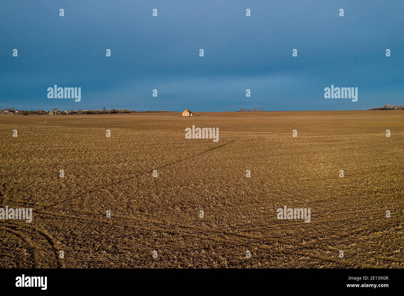 Abandoned house in the middle of a field hi-res stock photography and ...