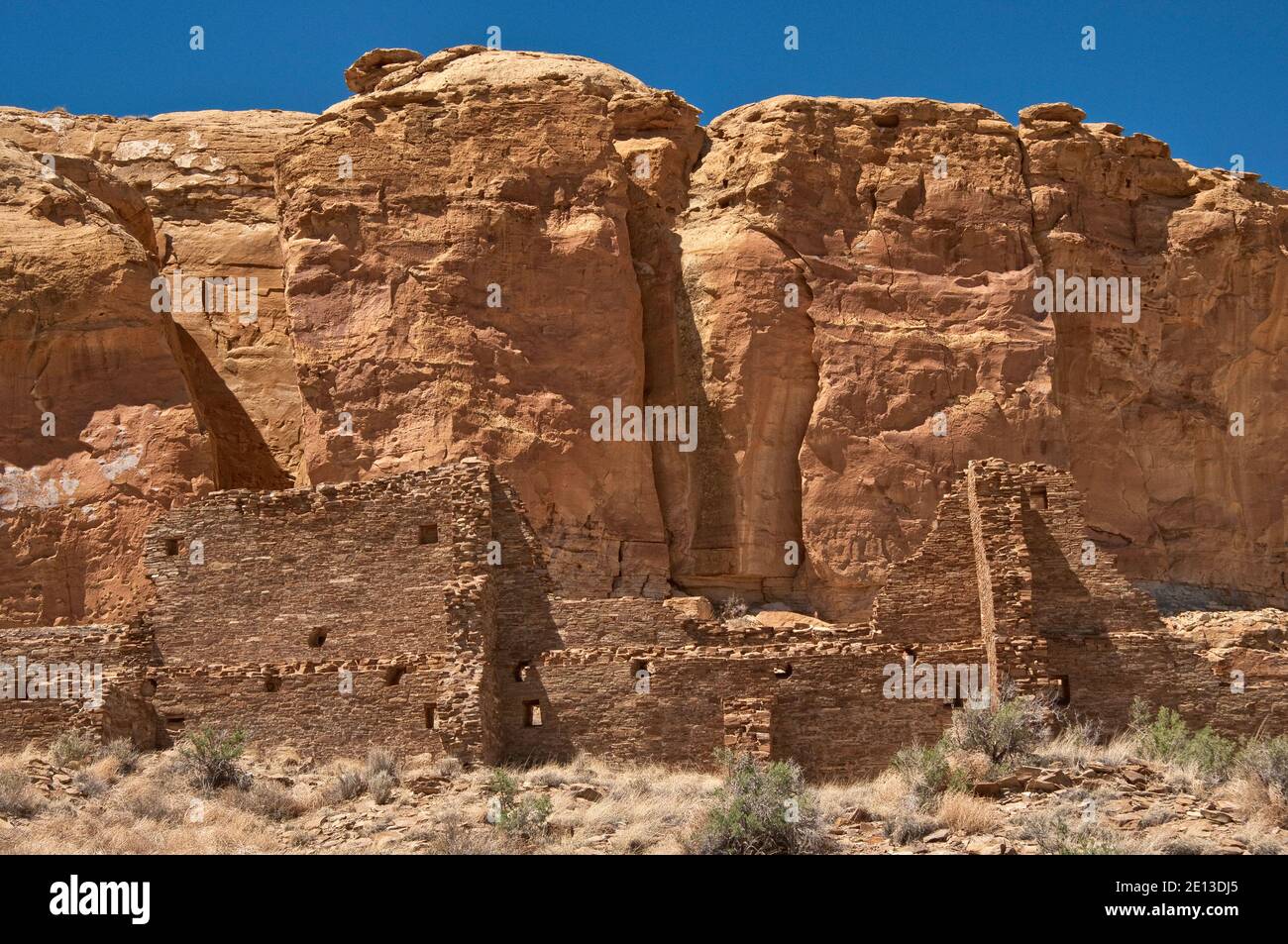 Hungo Pavi, Anasazi Indian ruins, North Mesa cliffs behind, Chaco ...