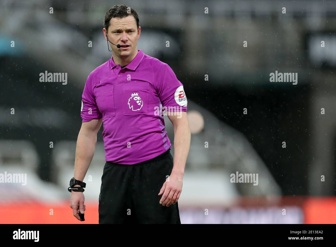 Referee Darren England Stock Photo - Alamy