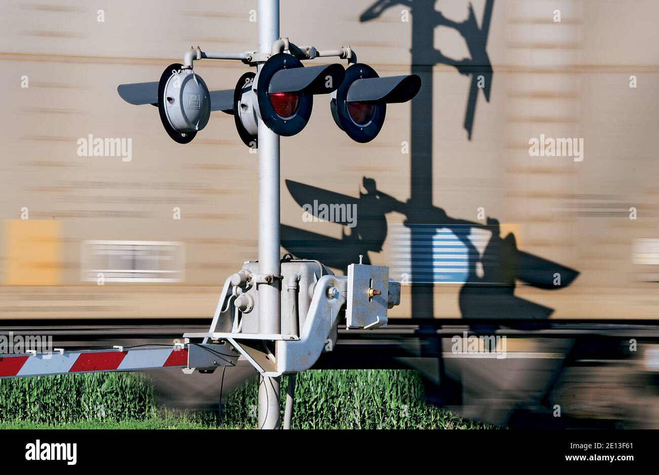 Railroad crossing signal hi-res stock photography and images - Alamy