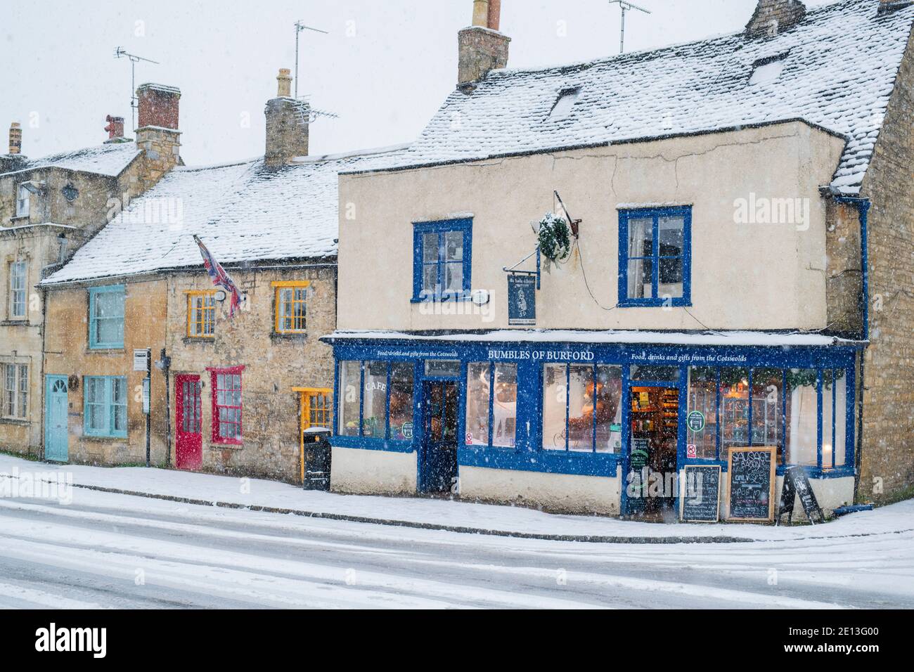 Burford high street shops hi-res stock photography and images - Alamy