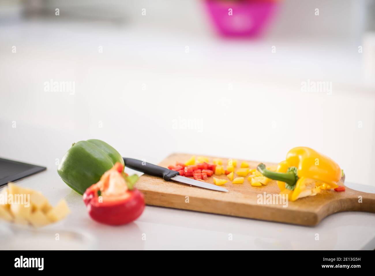 Making salad for lunch in modern kitchen Stock Photo - Alamy