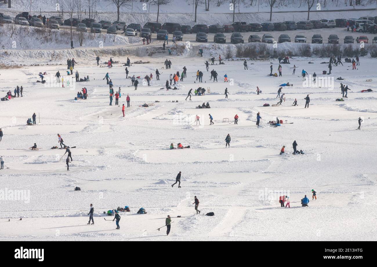 Spitzingsee, Germany. 04th Jan, 2021. Hundreds of tourists and locals ...