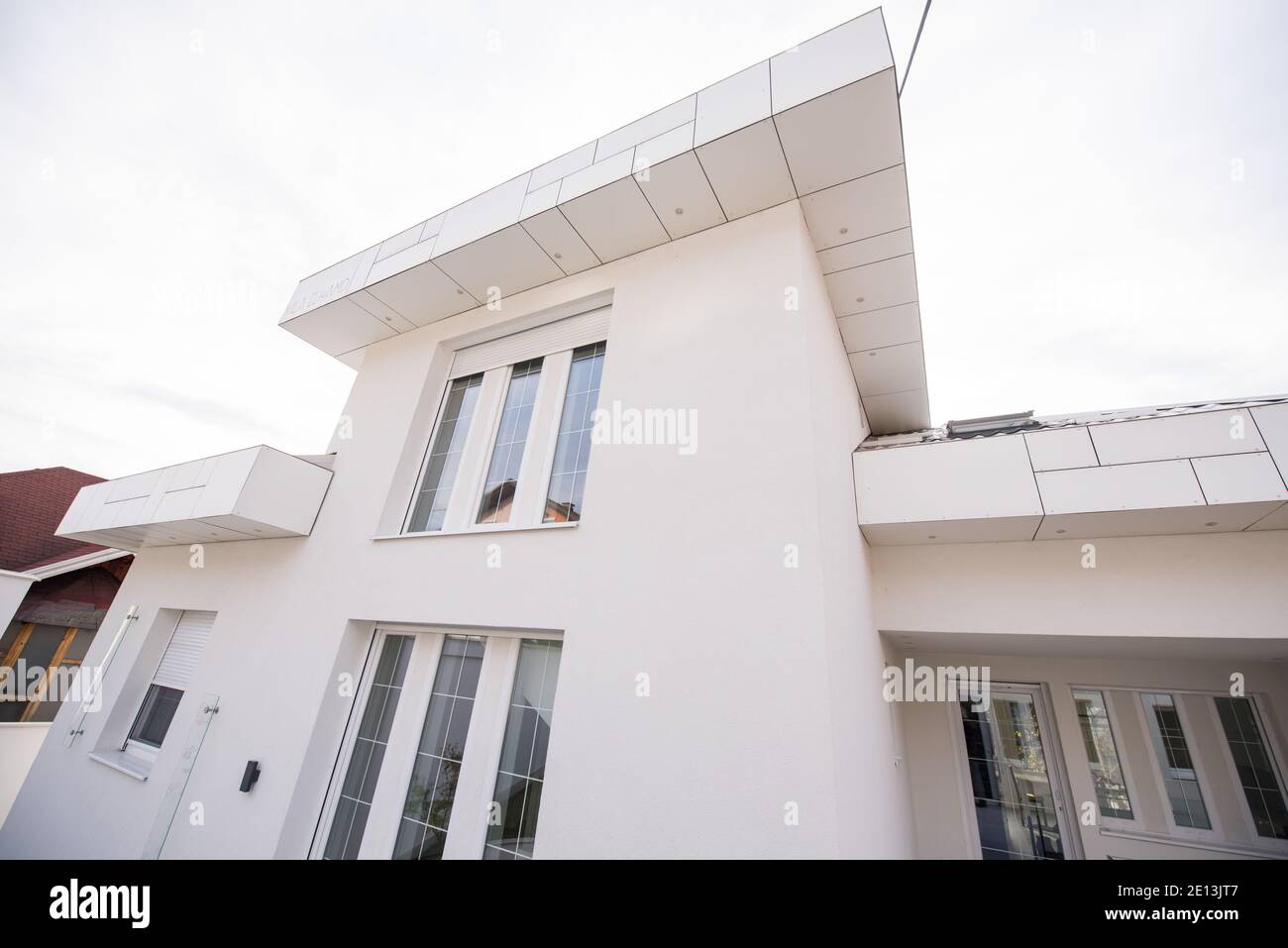 Contemporary beautiful modern white house exterior Stock Photo - Alamy