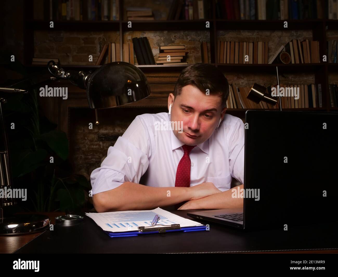 Tired at office desk hi-res stock photography and images - Alamy