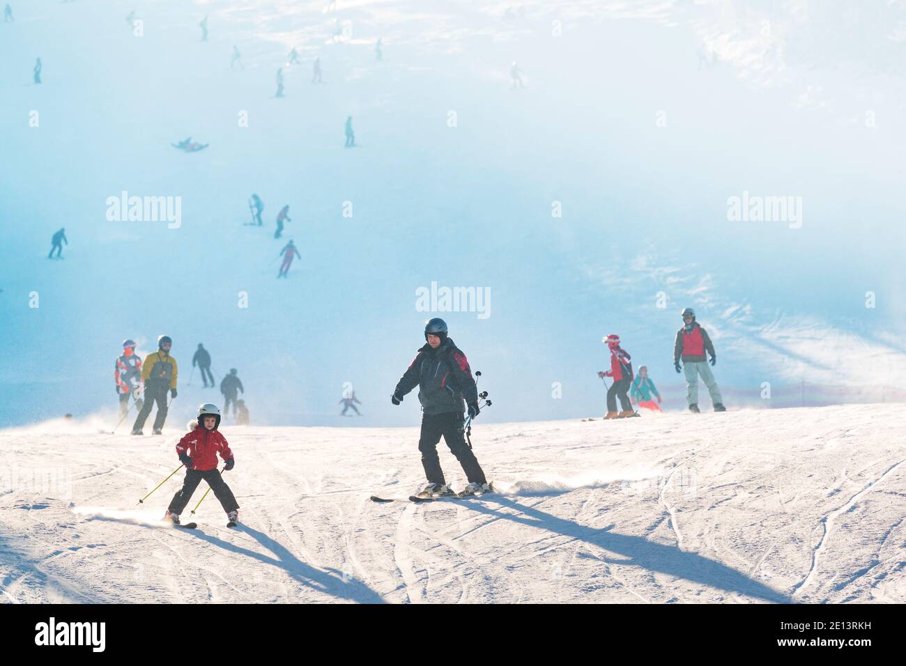 Crowded ski slope hi-res stock photography and images - Alamy