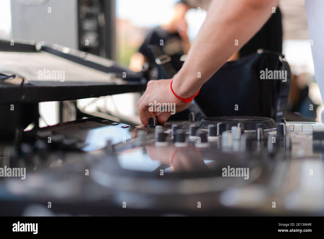 People outdoor party dj hi-res stock photography and images - Alamy
