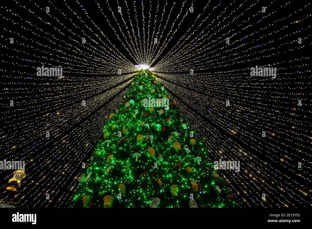 Golden star garlands hi-res stock photography and images - Alamy