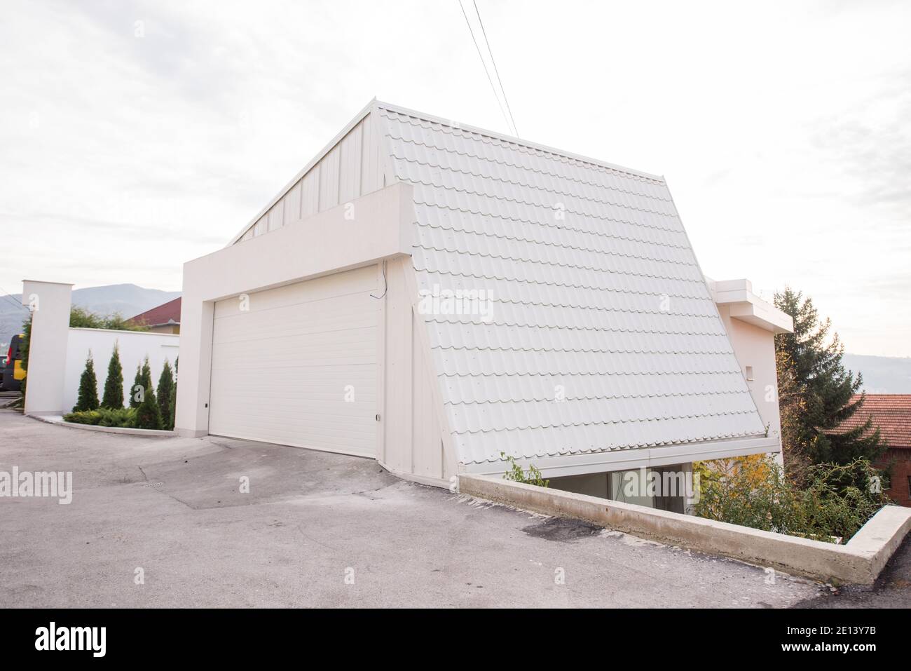 Contemporary beautiful modern white house exterior Stock Photo - Alamy