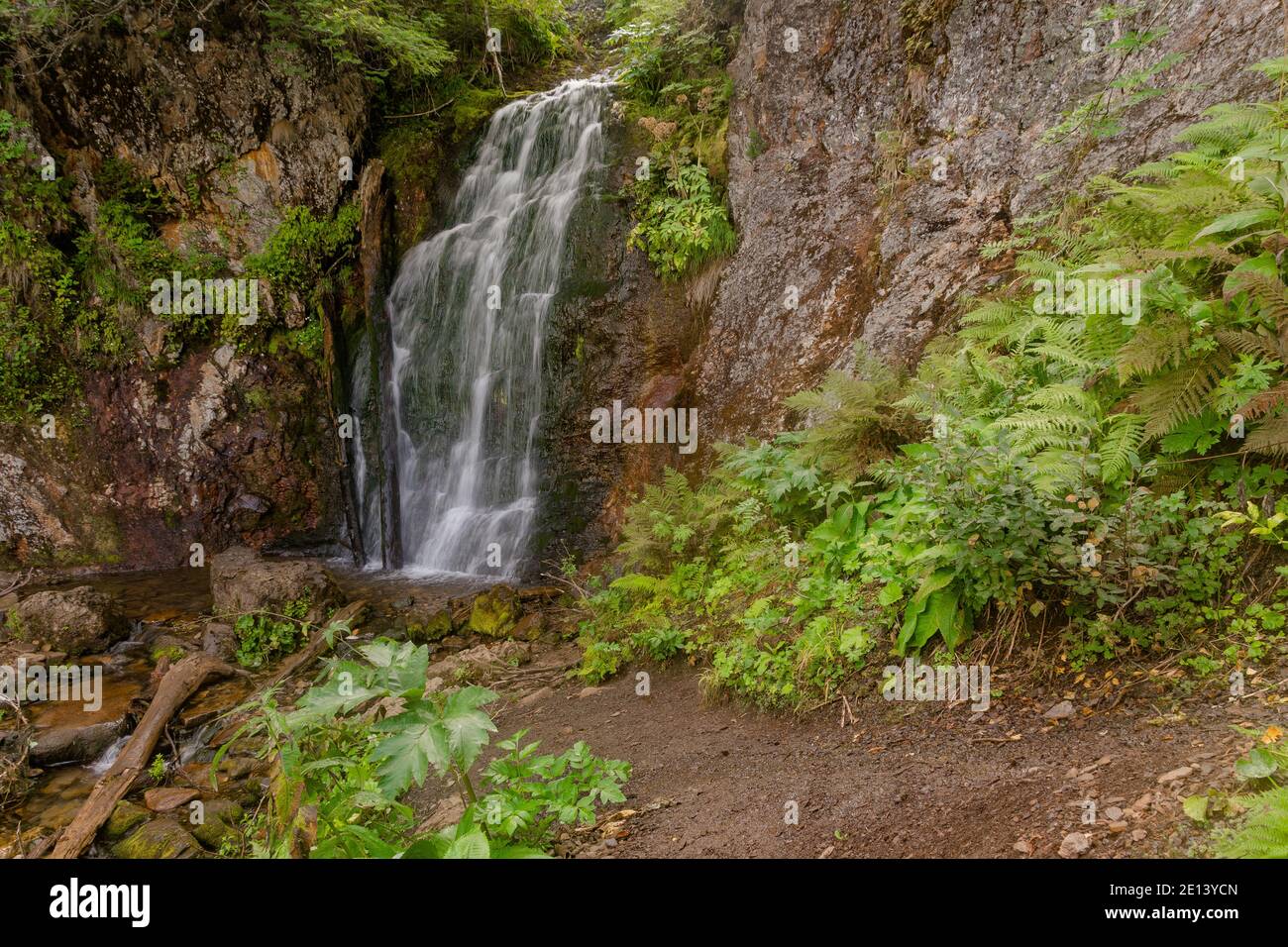 Small waterfall wallpaper hi-res stock photography and images - Alamy