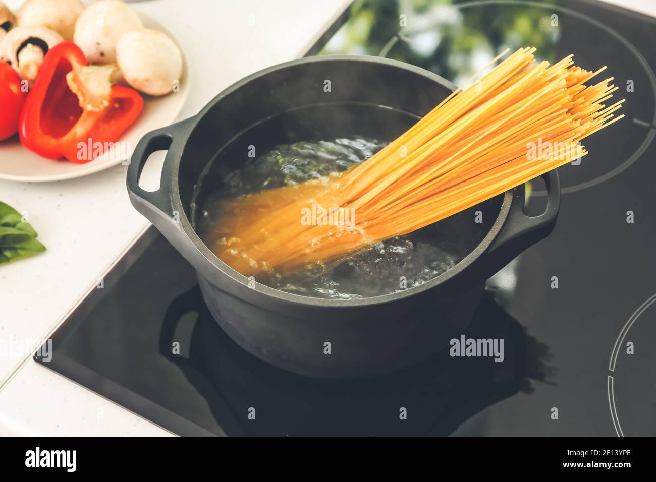 Spaghetti pasta on pot boiling hi-res stock photography and images - Alamy