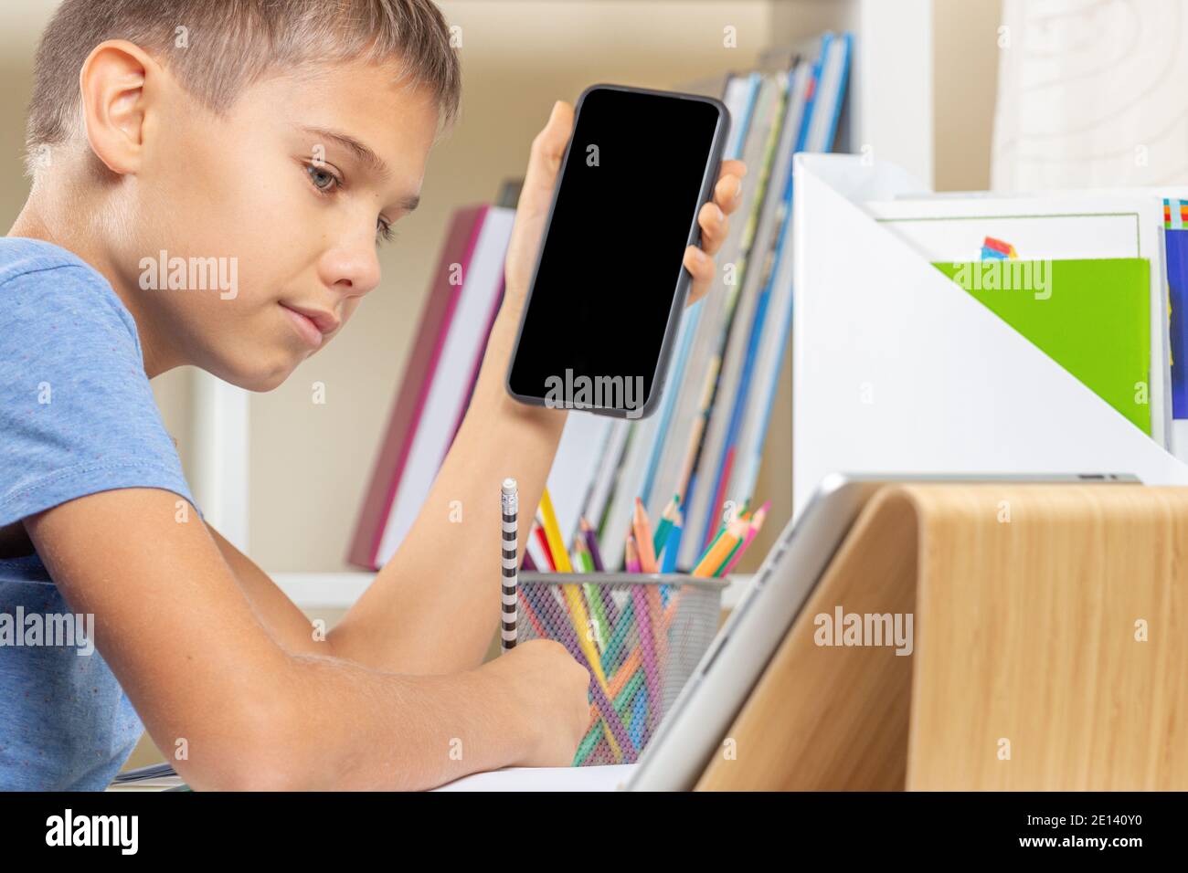 Digital tablet notes teenager hi-res stock photography and images - Alamy