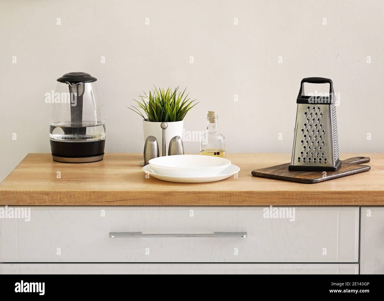 Plates on the counter hi-res stock photography and images - Alamy