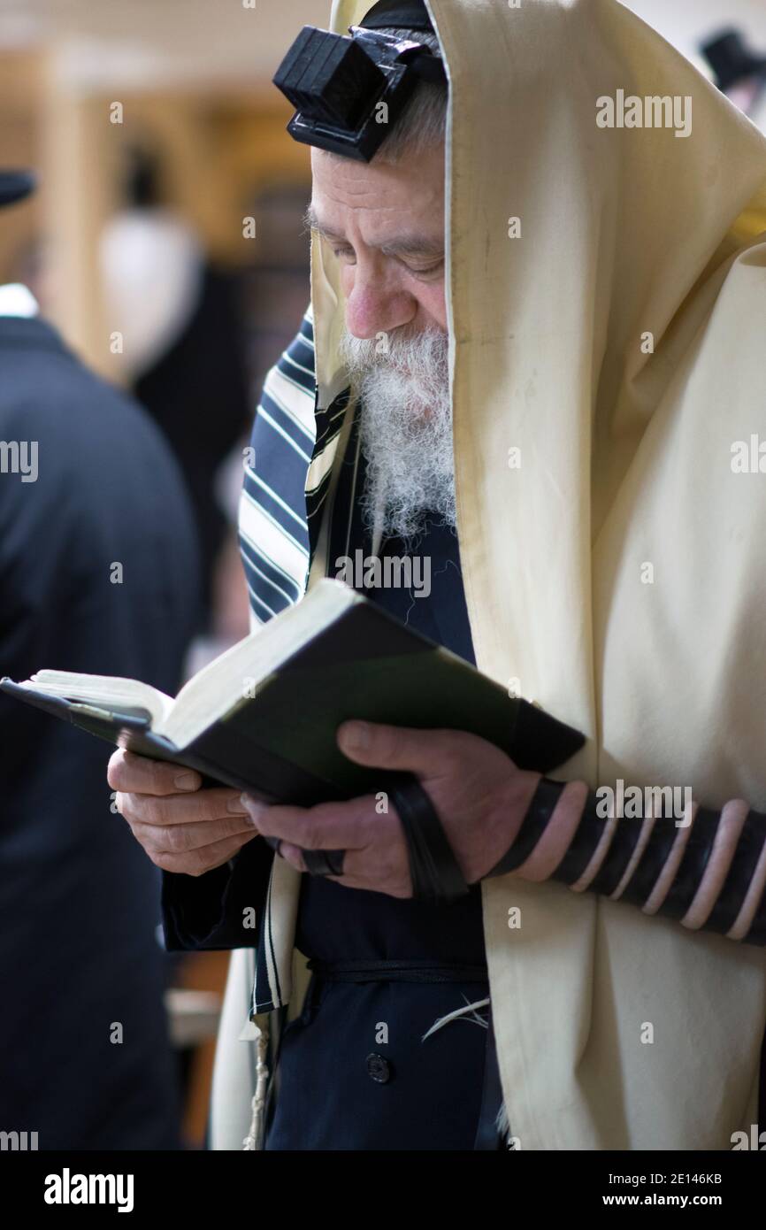 Jewish prayer inside synagogue hi-res stock photography and images - Alamy